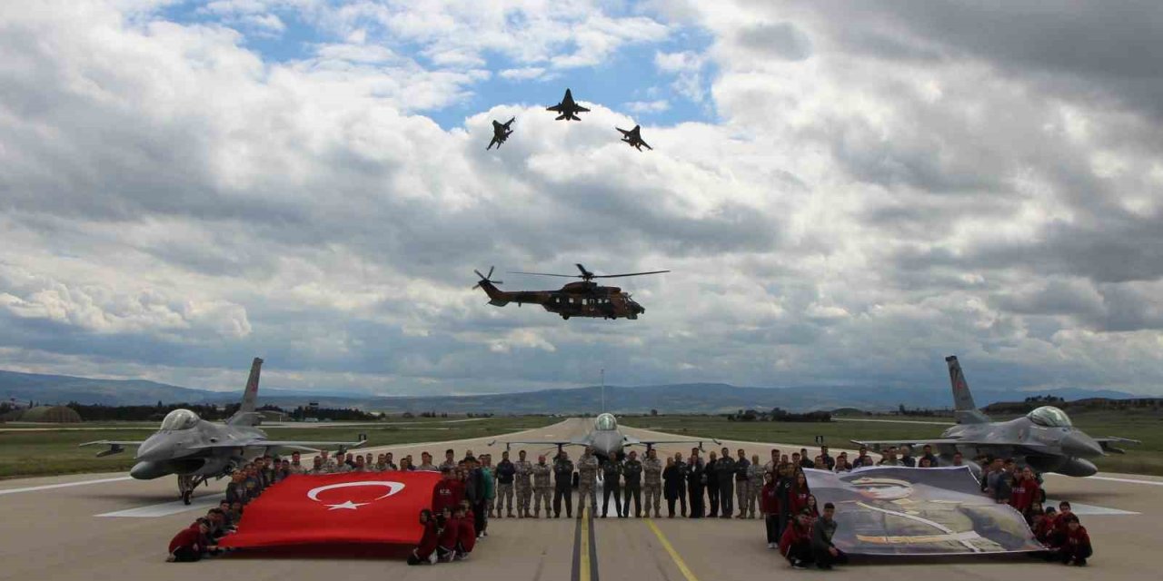 Merzifon 5’inci Ana Jet Üs Komutanlığında Pilotlar 19 Mayıs’ı Gençlerle ...