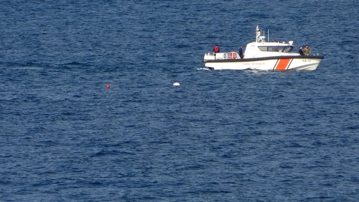 Karadeniz'de ters dönmüş şüpheli tekne imha edildi; patlatma anı kamerada Karadeniz'de ters dönmüş şüpheli tekne imha edildi; patlatma anı kamerada