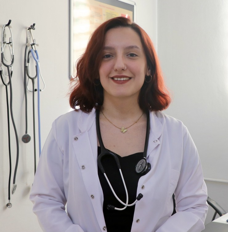 Anne babasının çalıştığı hastaneye doktor olarak atandı